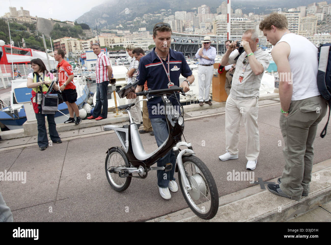 (dpa) - Scottish Formula One driver David Coulthard (C) arrives at the ...