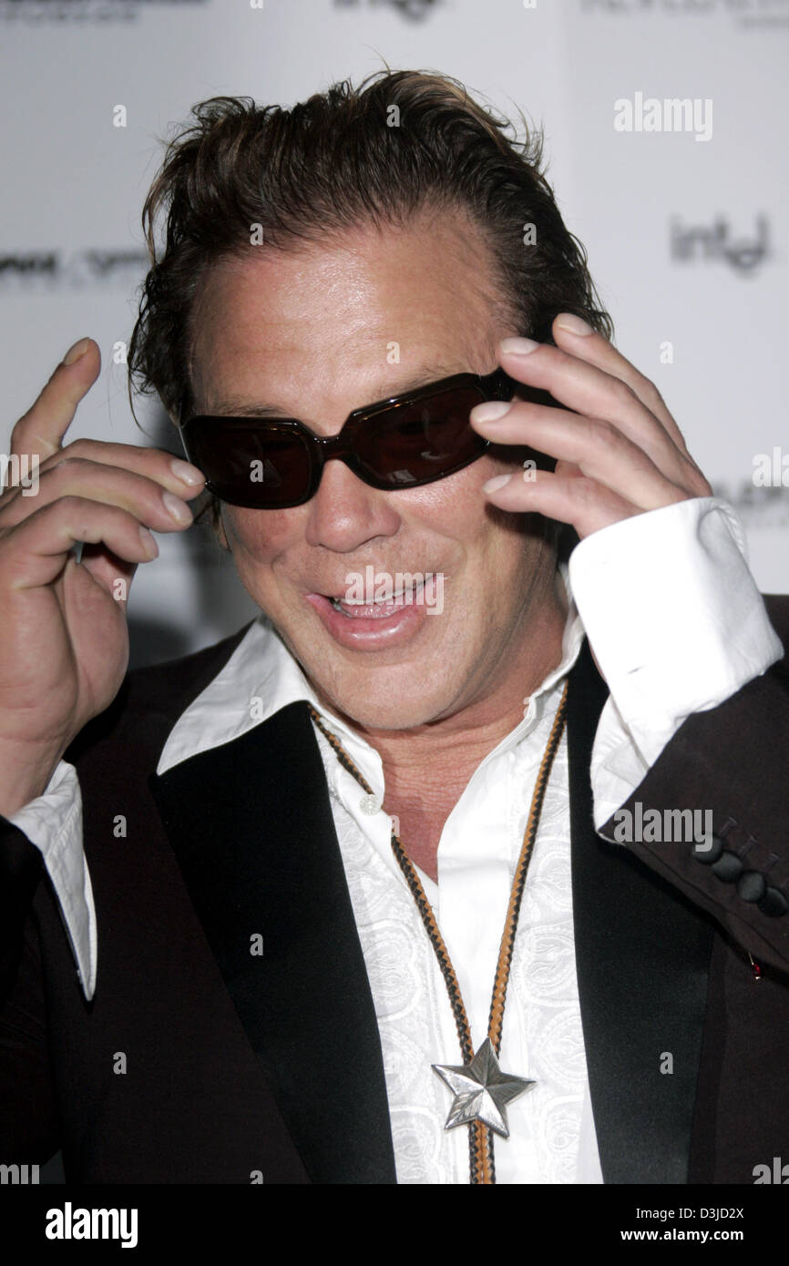 (dpa) - US actor Mickey Rourke arrives for the premiere of the film ...