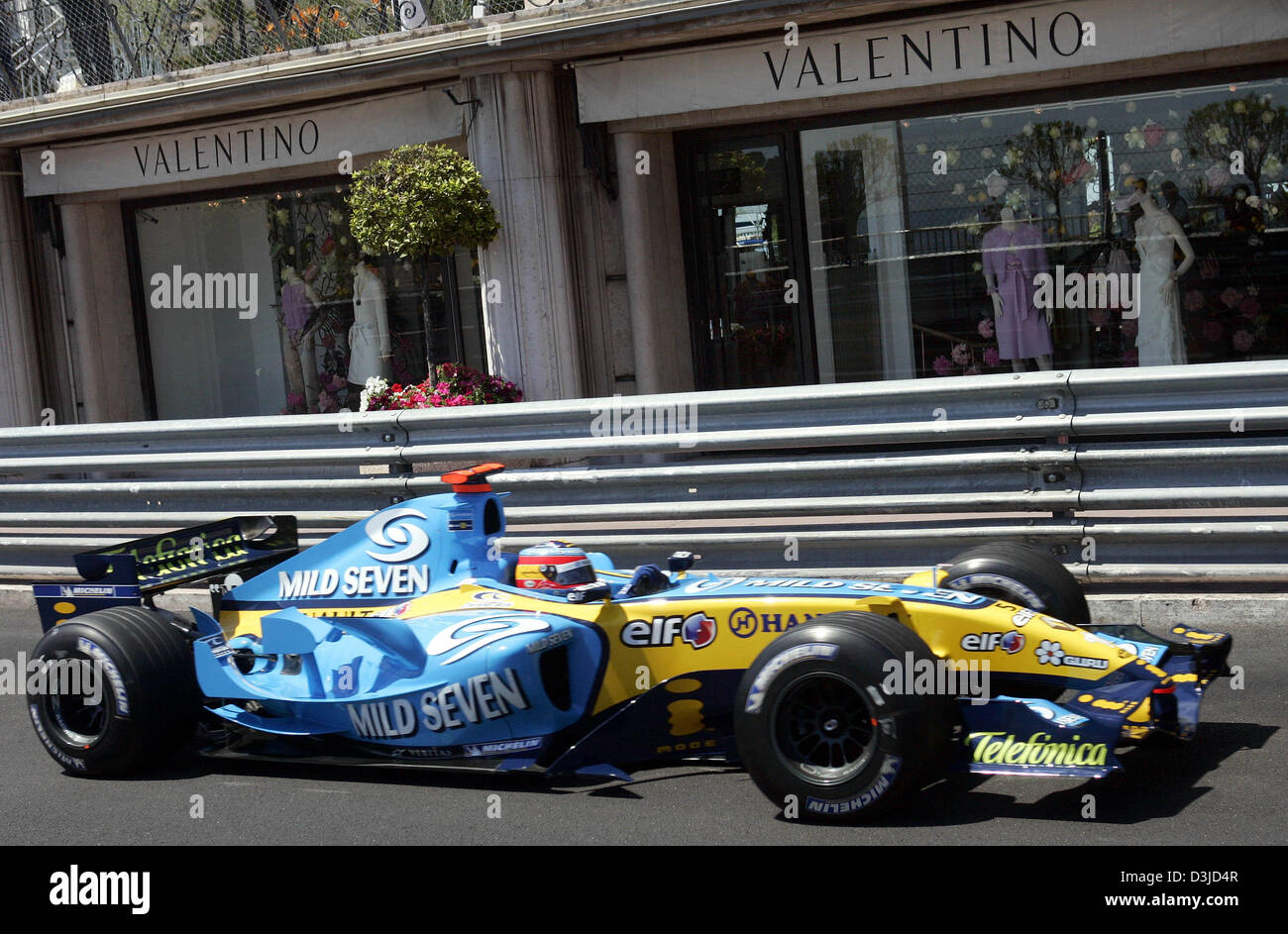(dpa) - Spanish Formula One driver Fernando Alonso of Renault drives ...