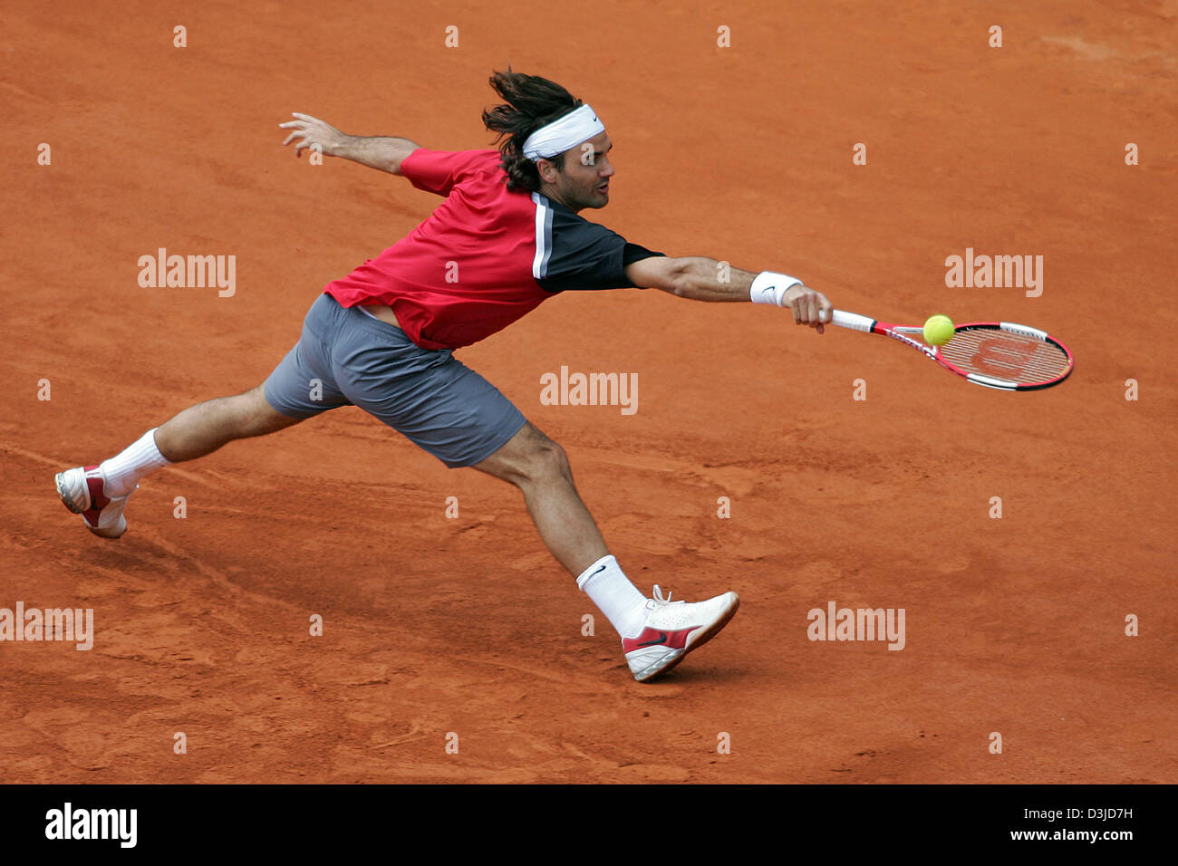 (dpa) - Swiss tennis pro Roger Federer plays the ball in a striking ...