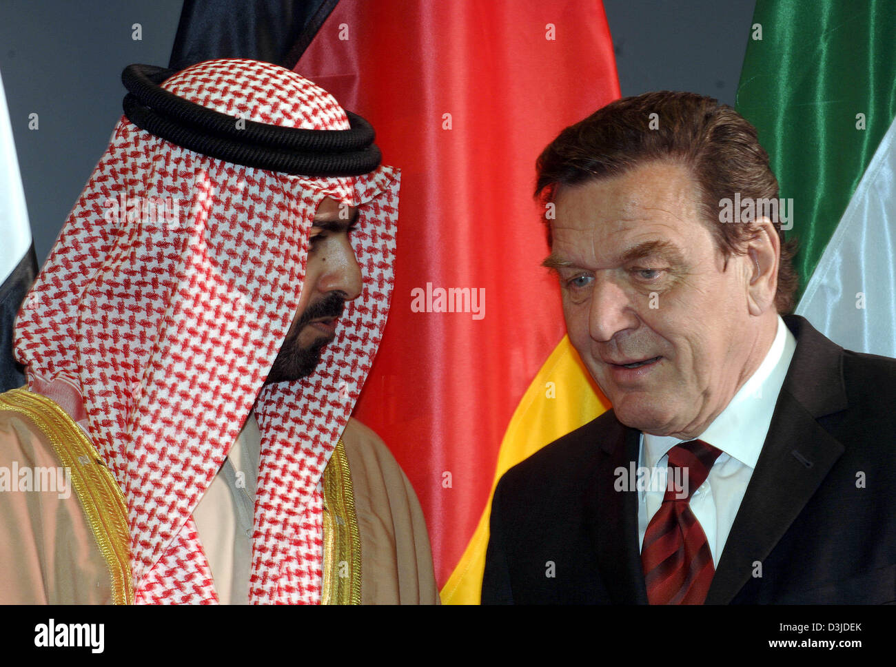 (dpa) - German Chancellor Gerhard Schroeder (R) talks to Abu Dhabi's ...