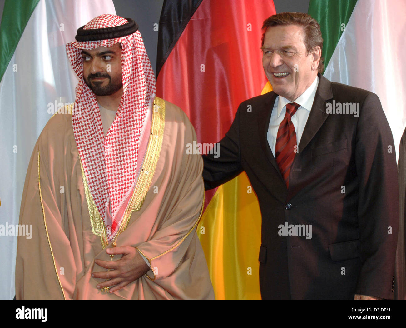 (dpa) - German Chancellor Gerhard Schroeder (R) talks to Abu Dhabi's ...