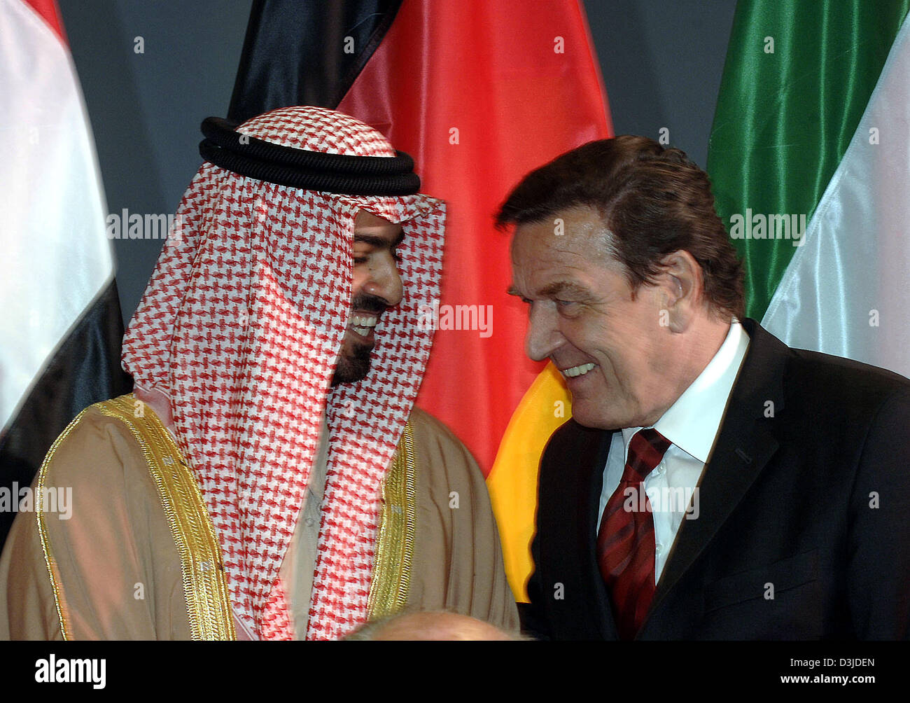 (dpa) - German Chancellor Gerhard Schroeder (R) talks to Abu Dhabi's ...