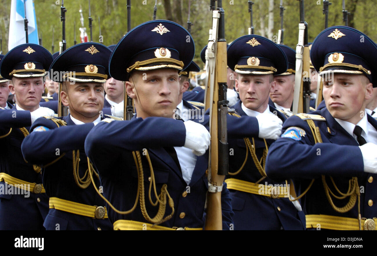 (dpa) - Russian troops, dressed in their dress uniform, march past the ...