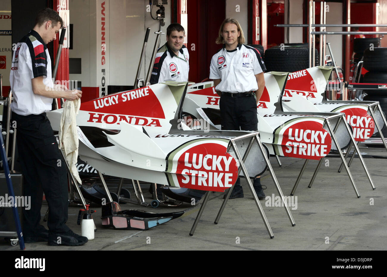 Sports spo motor racing formula 1 bar honda racing car pit spain hi-res ...