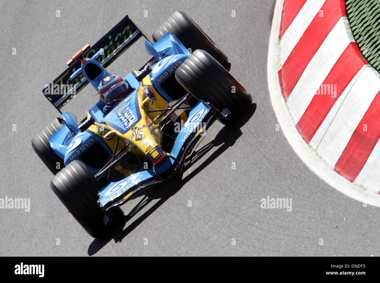 (dpa) - Spanish Formula One driver Fernando Alonso of Renault drives ...