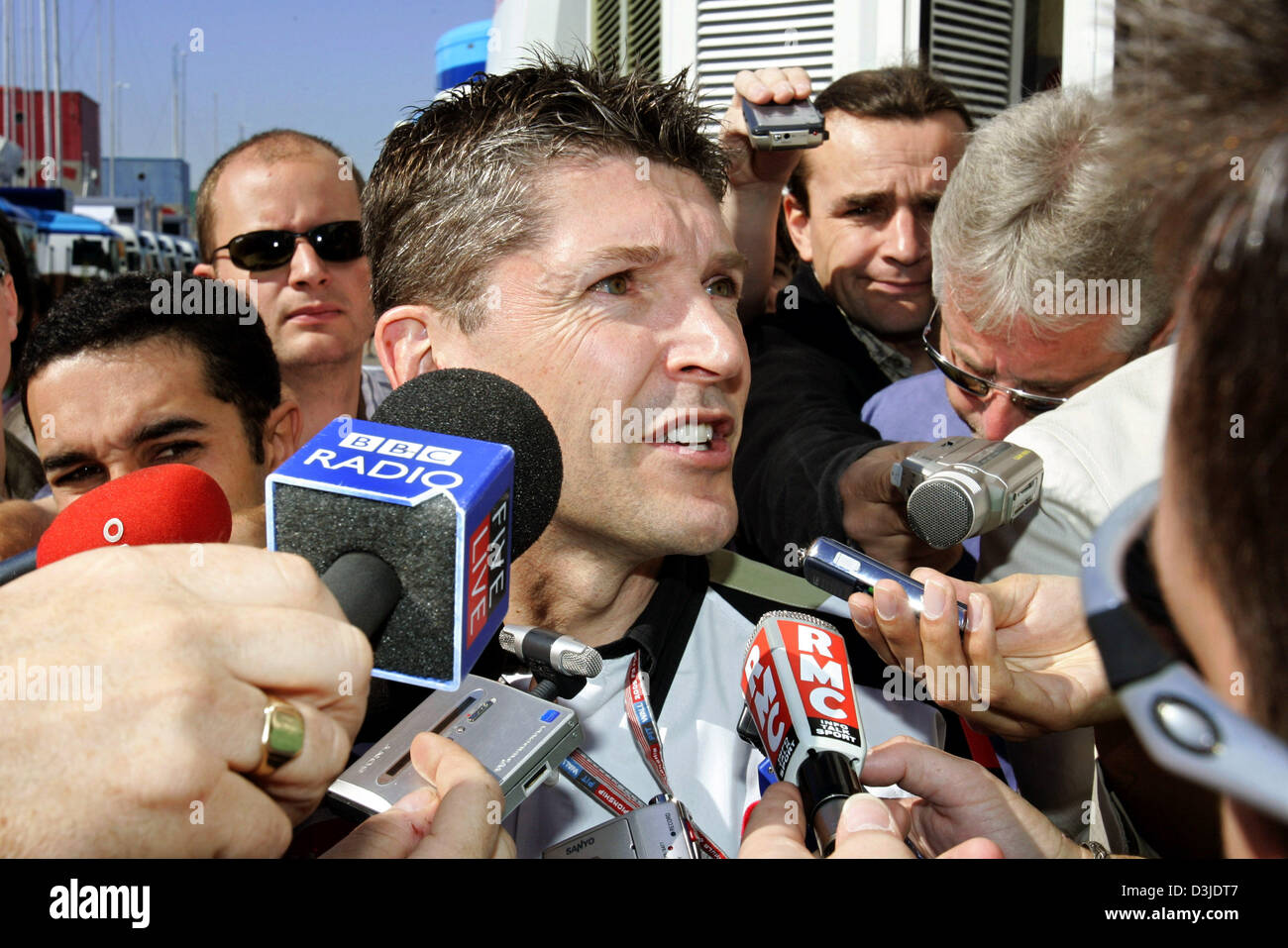 (dpa) - Nick Fry, Chief Executive Officer of BAR Honda team, talks to ...