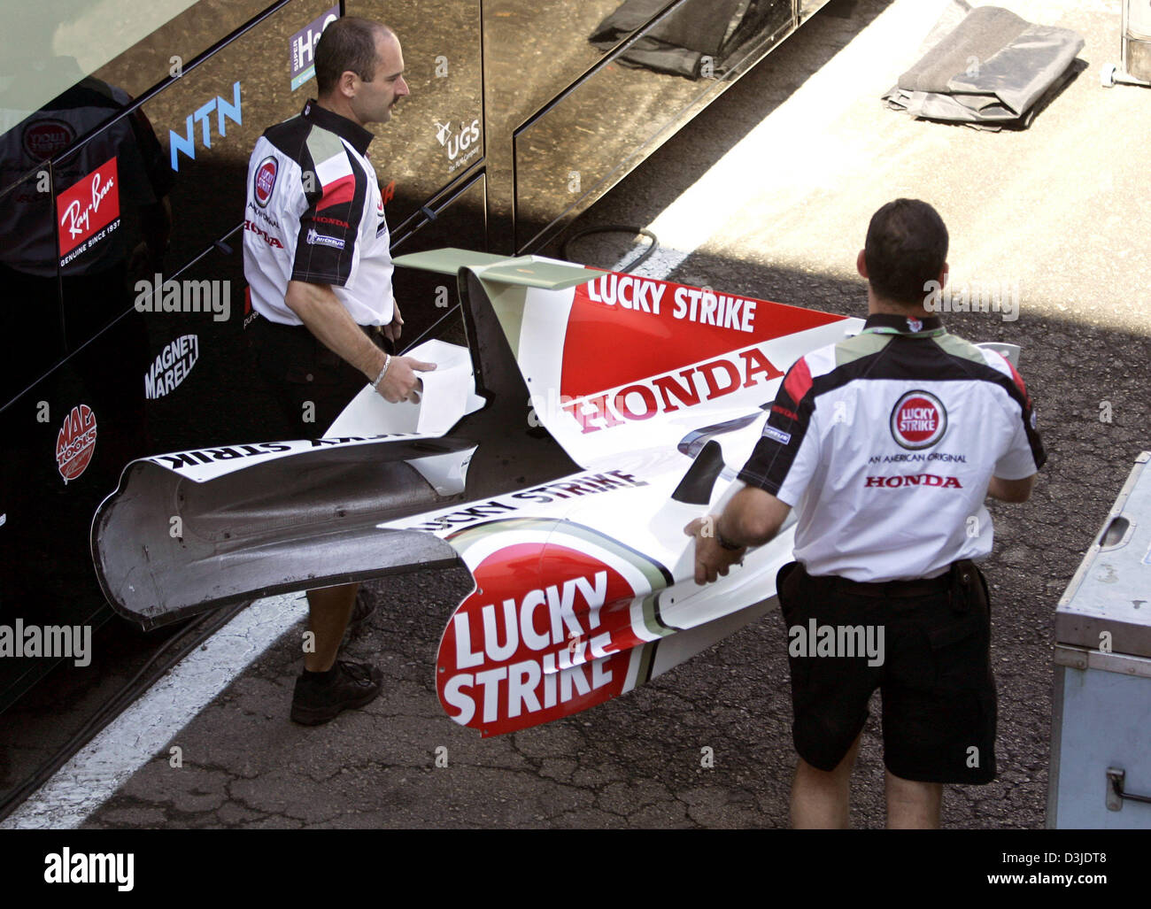 (dpa) - Mechanics of Team BAR Honda prepare to leave and start loading ...