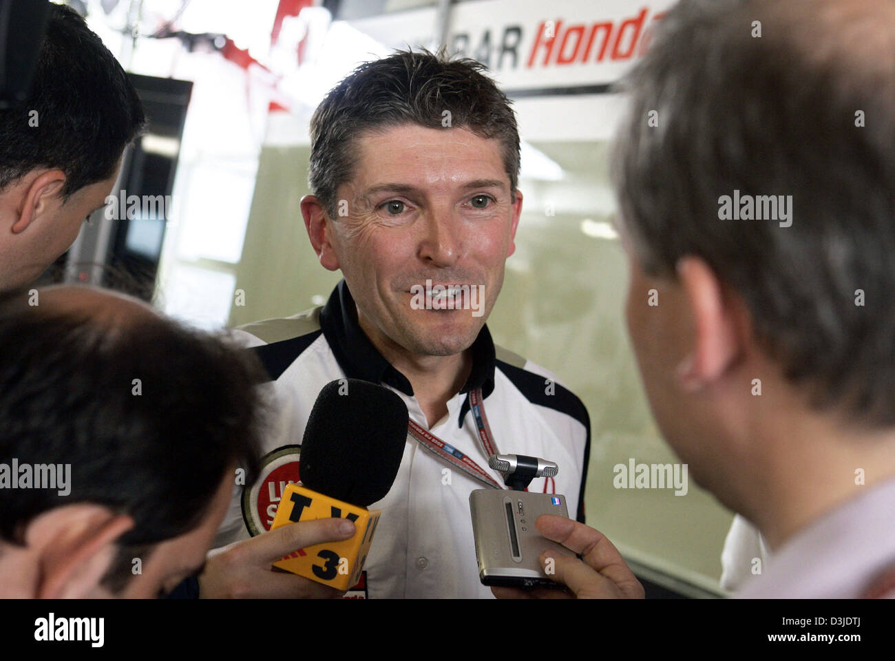 (dpa) - Nick Fry, Chief Executive Officer of BAR Honda team, talks to ...
