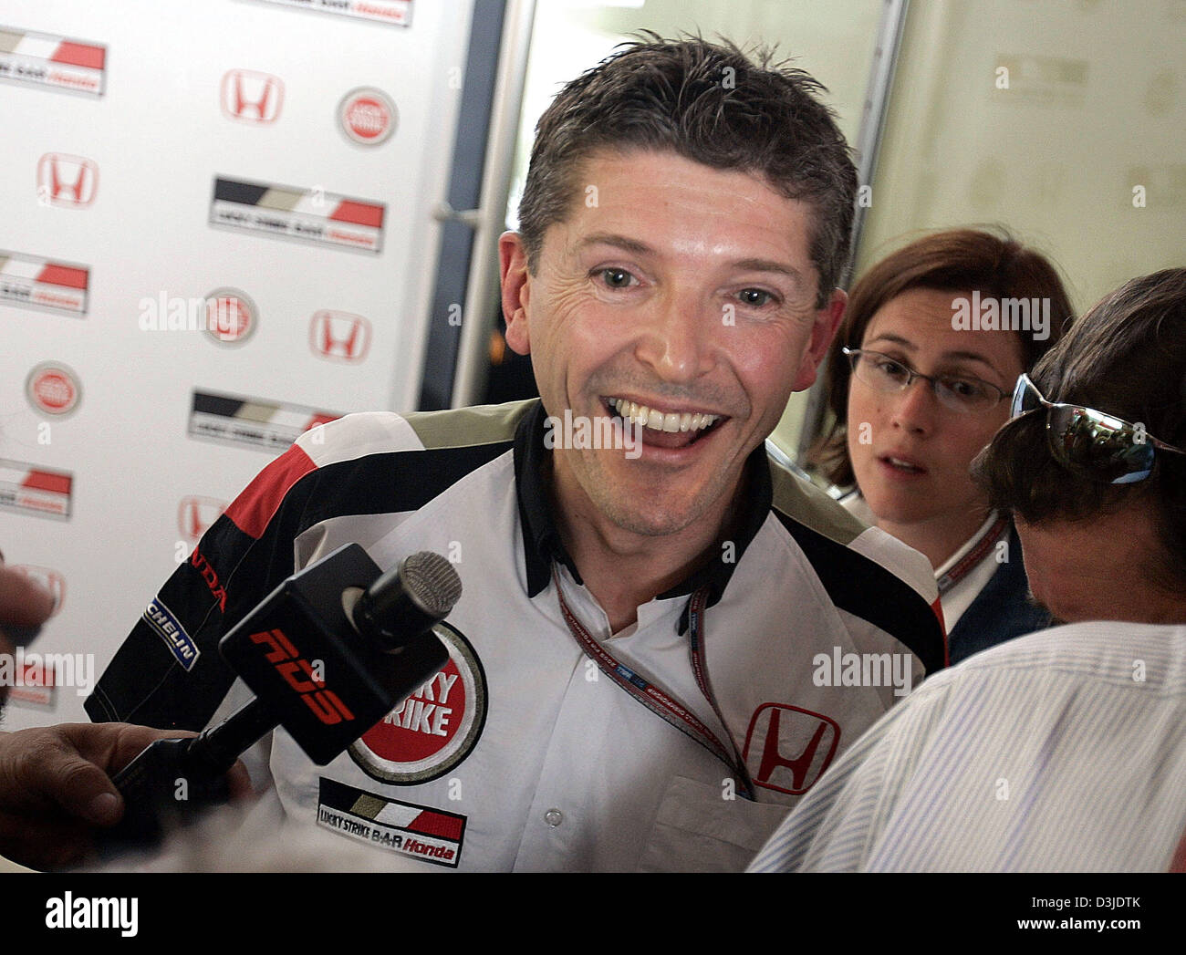 (dpa) - Nick Fry, Chief Executive Officer of BAR Honda team, talks to ...