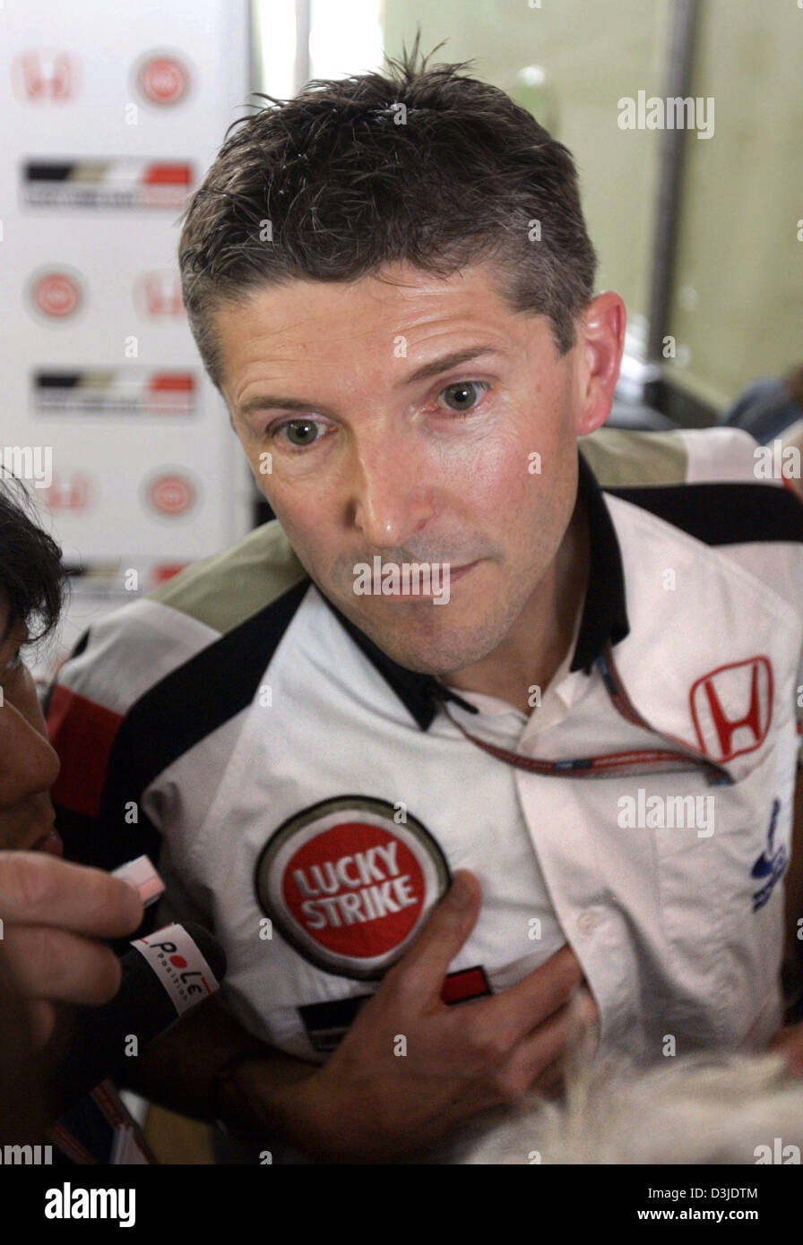 (dpa) - Nick Fry, Chief Executive Officer of BAR Honda team, talks to ...