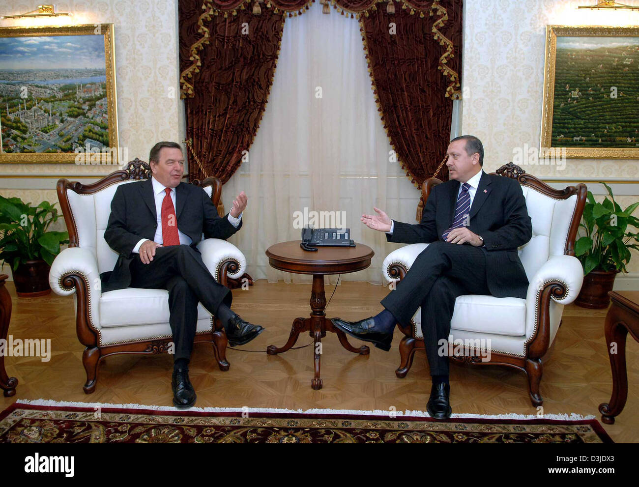 (dpa) - Turkish Minister President Recep Tayyip Erdogan (R) and German ...
