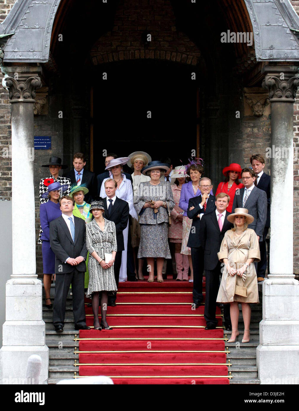 (dpa) - Queen Beatrix (C) of the Netherlands and her family, among ...