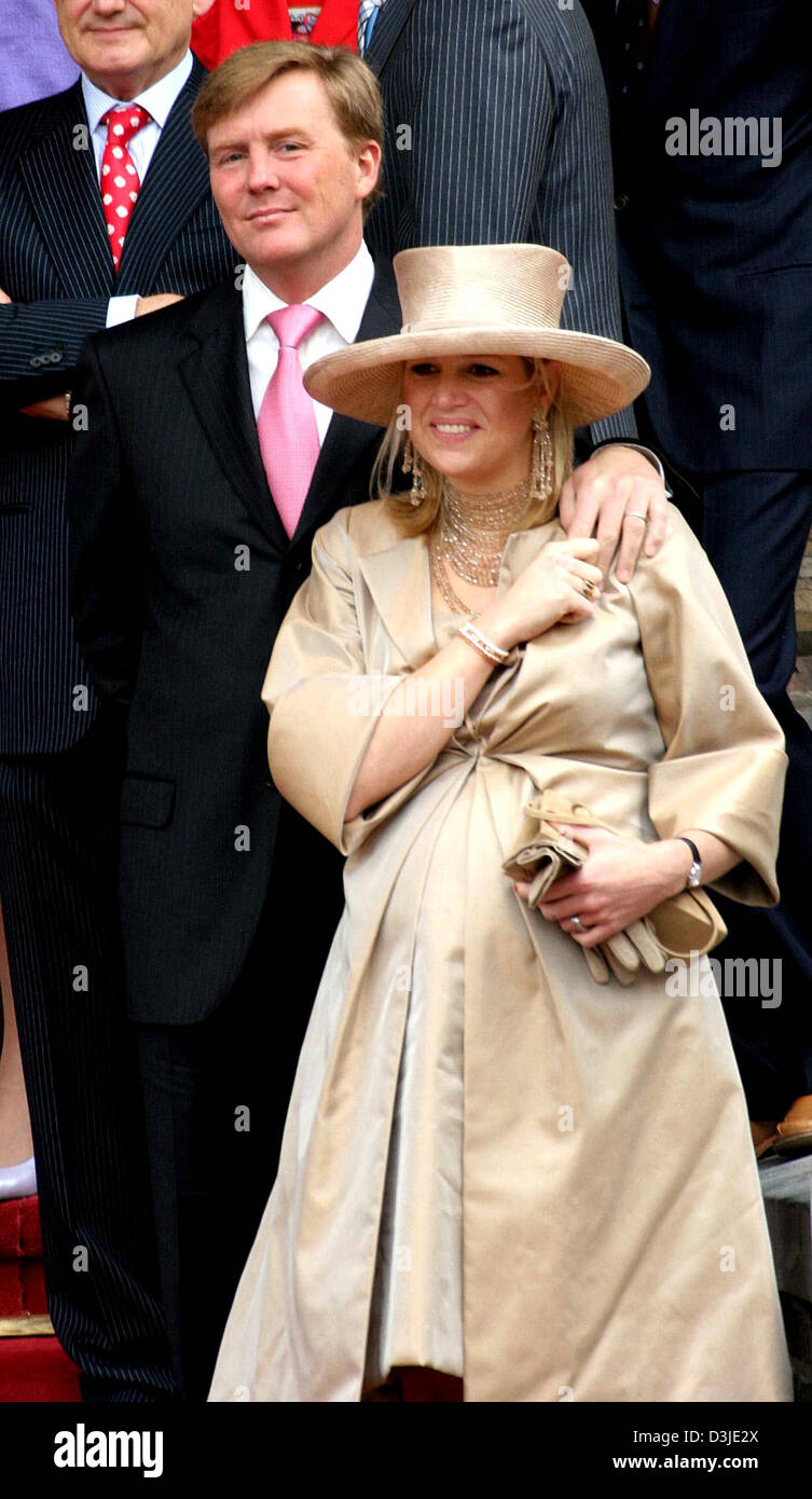 (dpa) - Prince Willem-Alexander (front, R) and his pregnant wife Maxima ...
