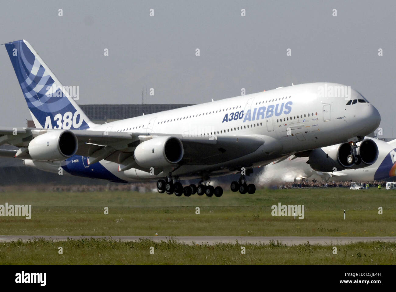 (dpa) - Applauded by thousands of onlookers a prototype of the Airbus ...
