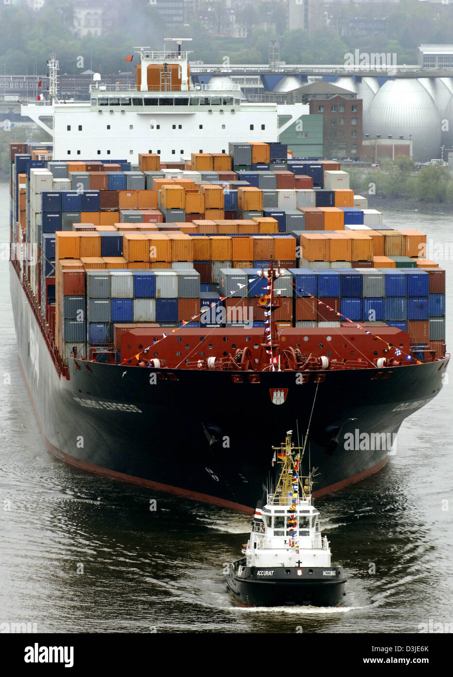 (dpa) - The 'Colombo Express', the world's largest container ship ...