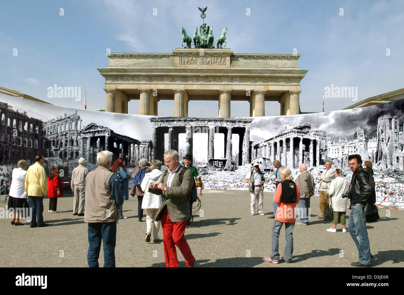 Brandenburg gate 1945 hi-res stock photography and images - Alamy
