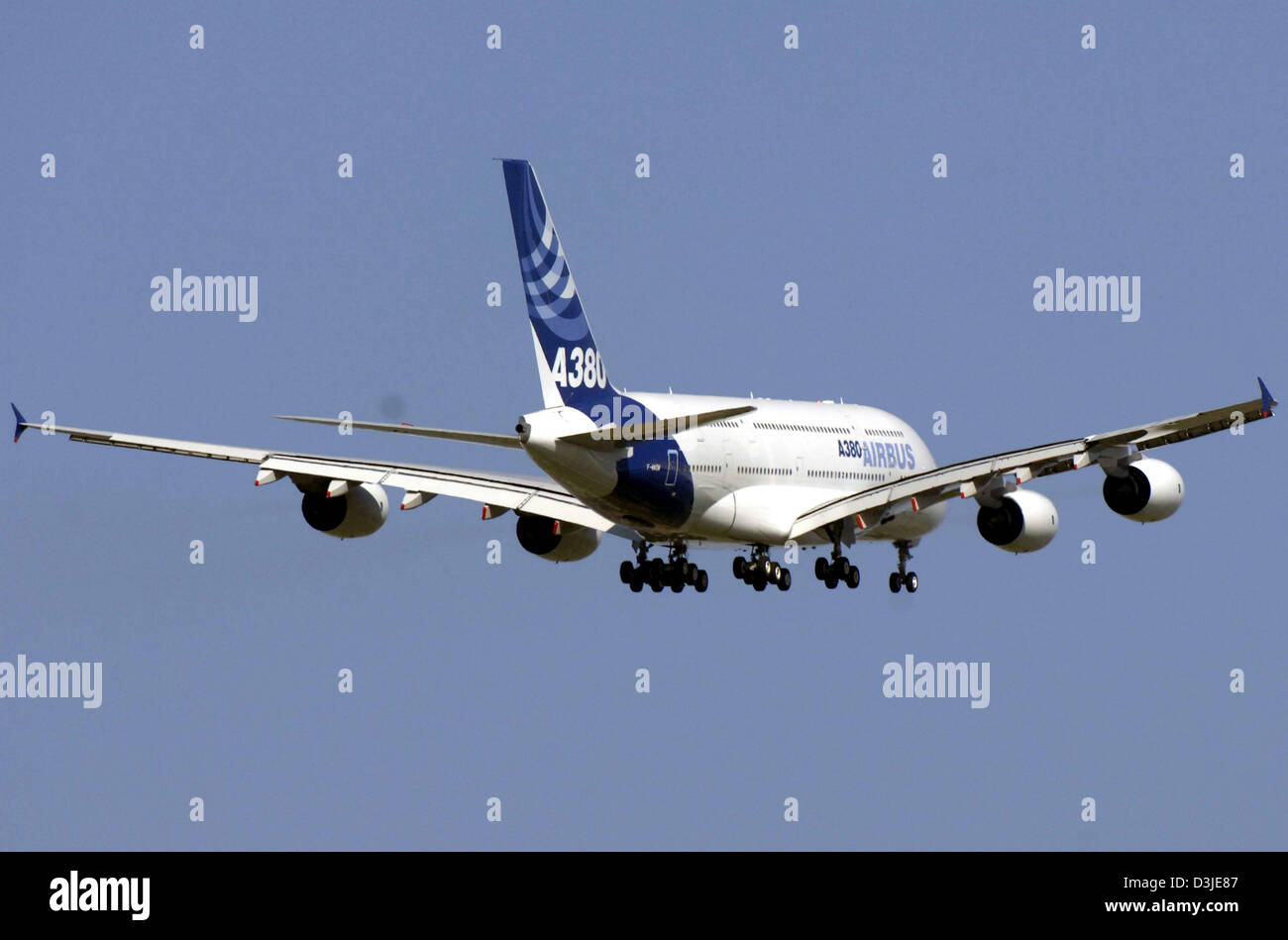 (dpa) - Applauded by thousands of onlookers a prototype of the Airbus ...