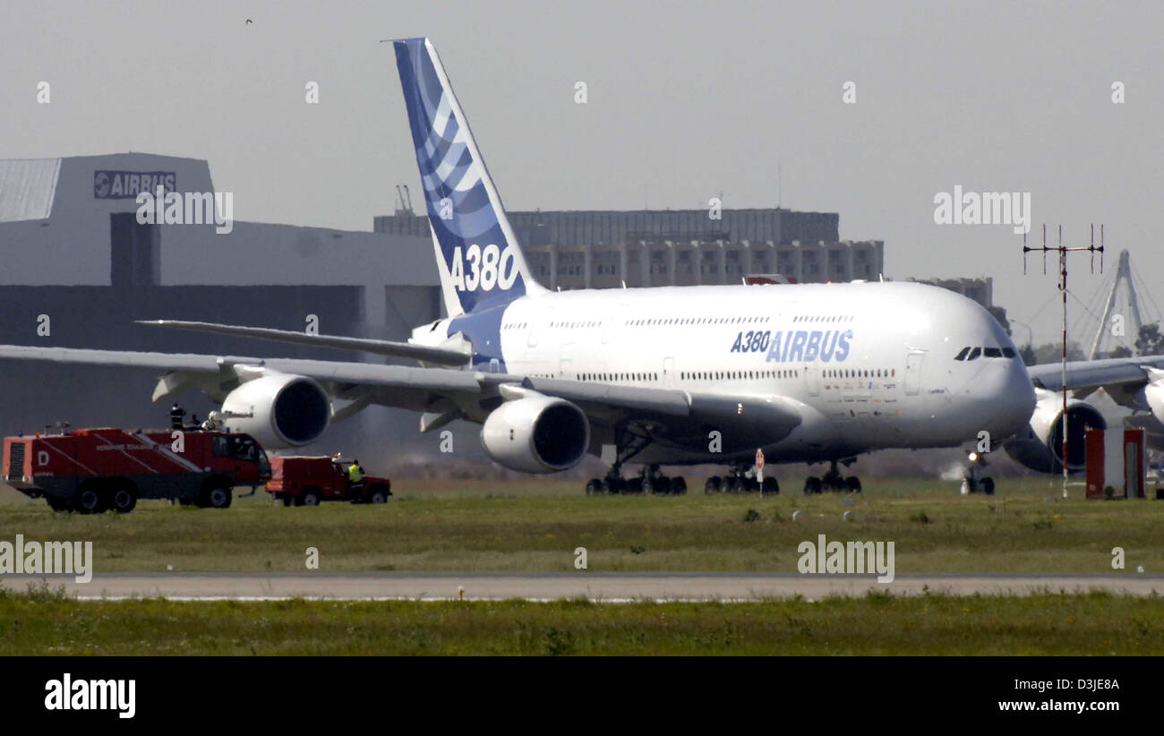 (dpa) - Applauded by thousands of onlookers a prototype of the Airbus ...