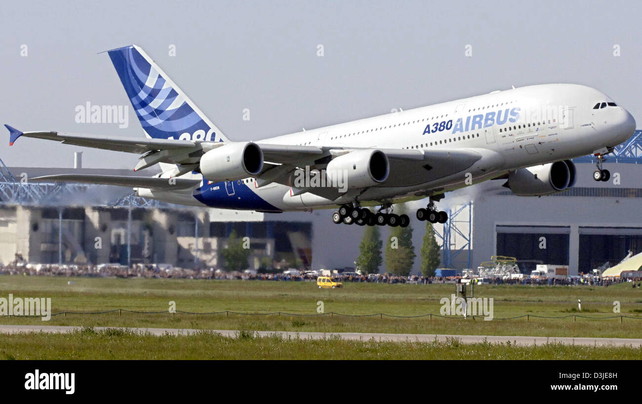 (dpa) - Applauded by thousands of onlookers a prototype of the Airbus ...
