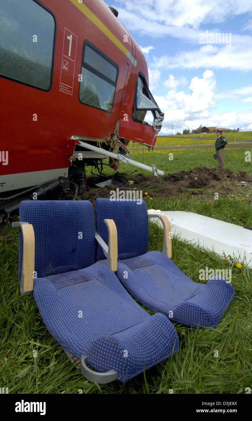 (dpa) - Ripped out seats lie next to a derailed train carriage near ...