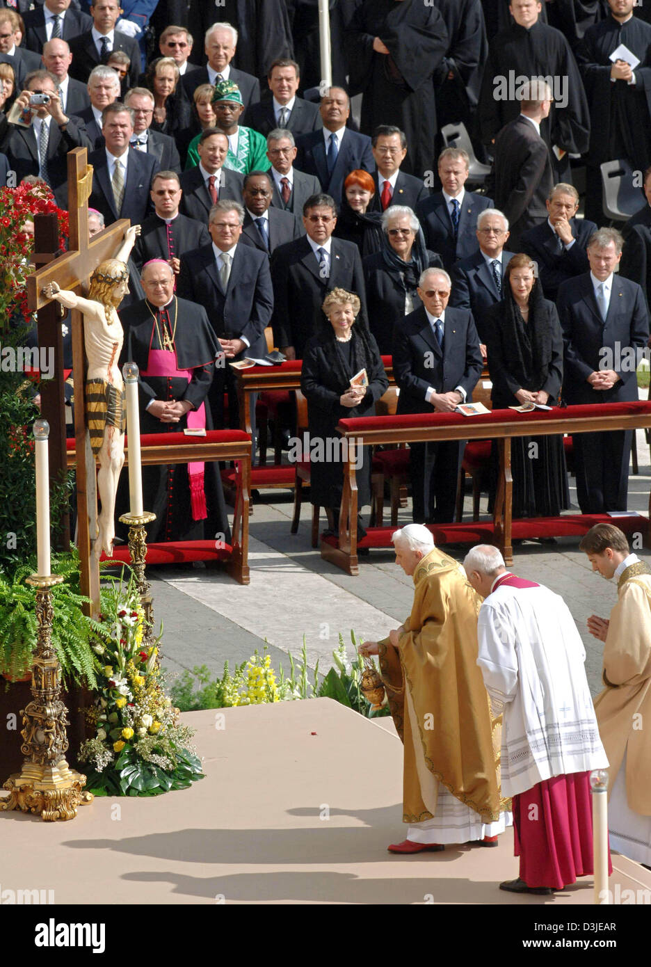 (dpa) - Pope Benedict XVI (C, bottom), dressed in the papal robe ...
