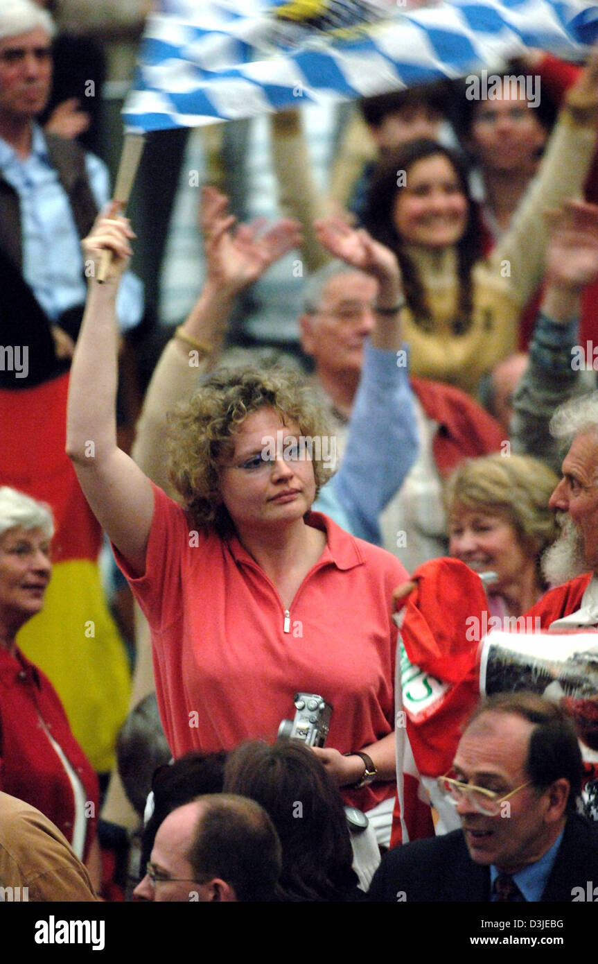 (dpa) - German pilgrims greet Pope Benedict XVI during an audience in ...
