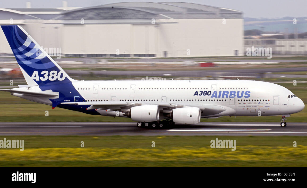 (dpa) - A prototype of the Airbus A380 rolls on the runway of Toulouse ...