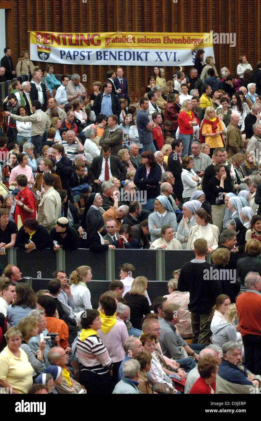 (dpa) - German pilgrims, from the town of Pentling, greet Pope Benedict ...