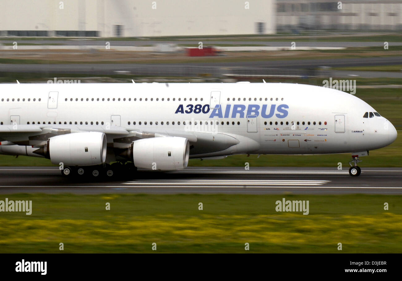 (dpa) - A prototype of the Airbus A380 rolls on the runway of Toulouse ...