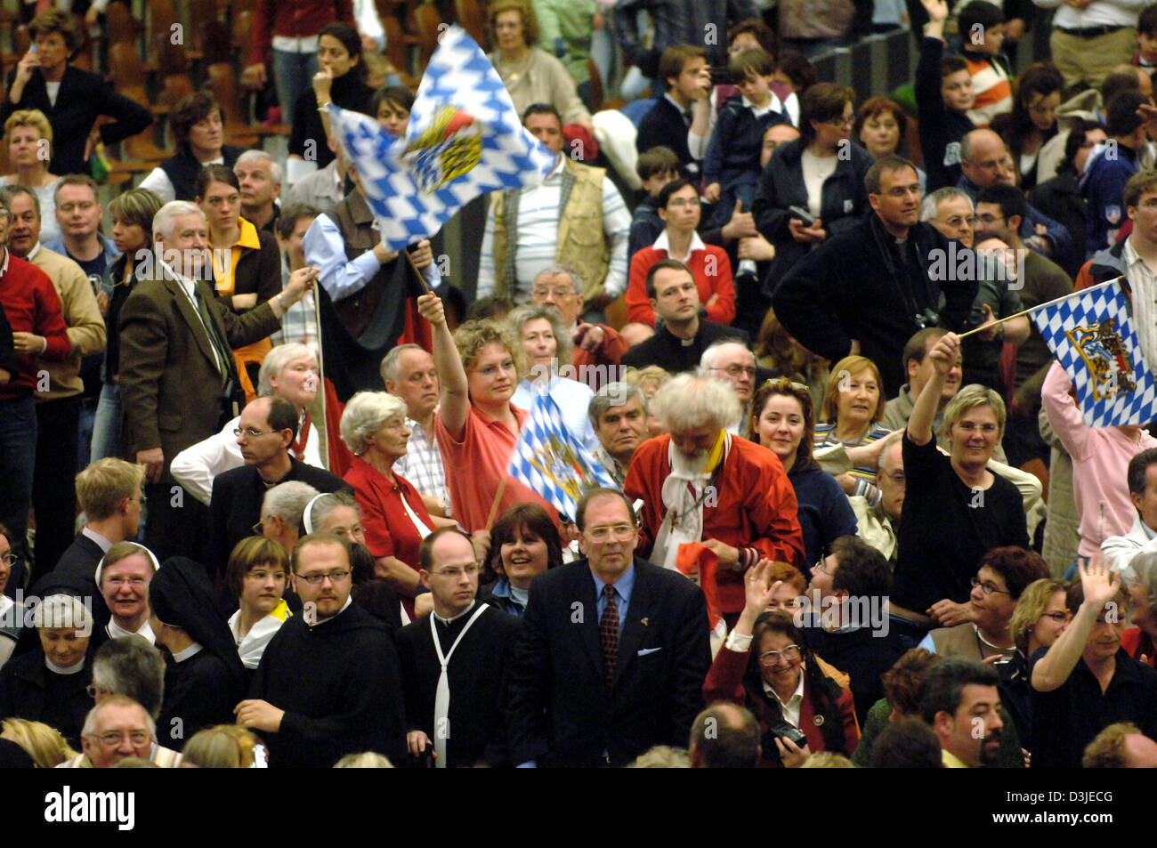 Welcomed by the cheering crowd hi-res stock photography and images - Alamy