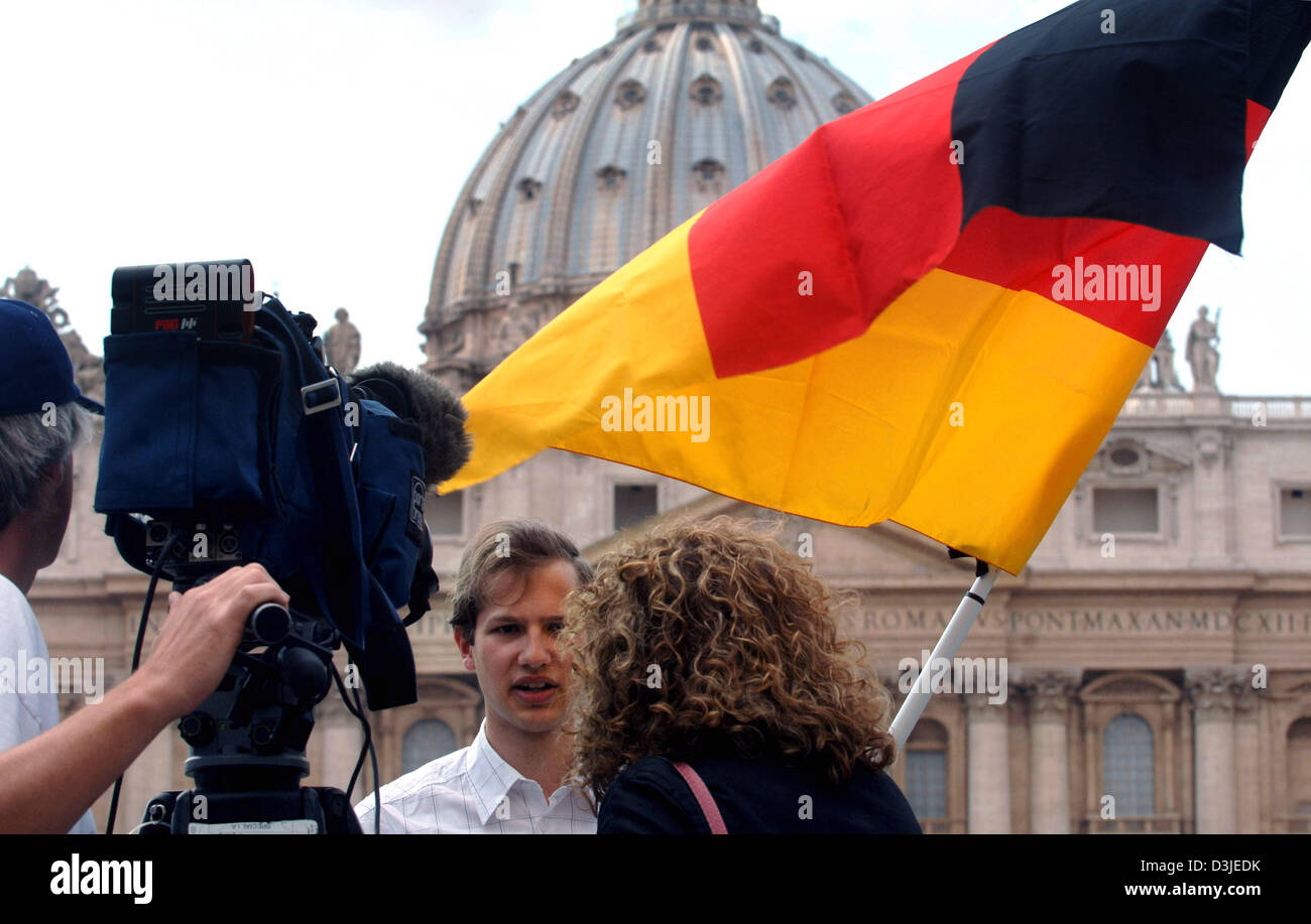 (dpa) - Gregor Beier, a pilgrim from Germany, holds the German national ...