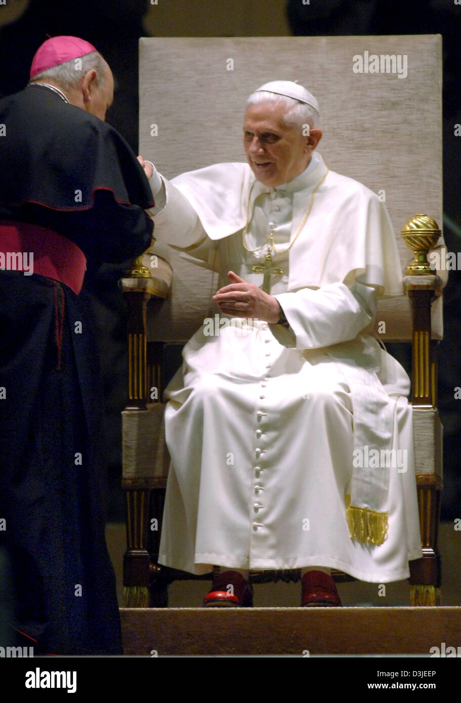 (dpa) - Pope Benedict XVI (R) welcomes a clergyman prior to his specch ...