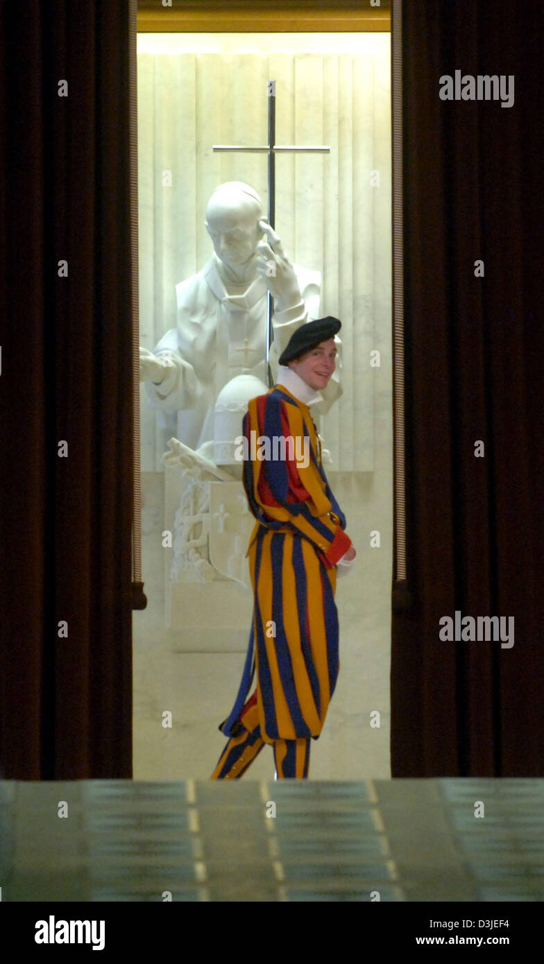 (dpa) - A Swiss guard smiles as he guards the entrance to the reception ...