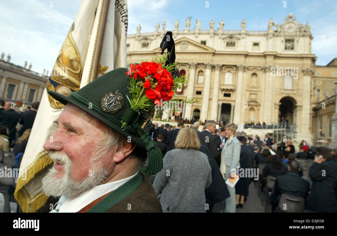 (dpa) - A German pilgrim, dressed in a traditional Bavarian costume ...