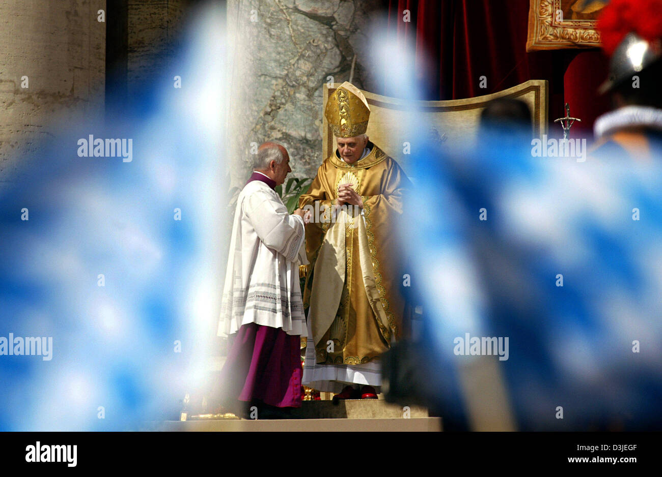 (dpa) - Pope Benedict XVI (C, back) stands in front of St Peter's ...