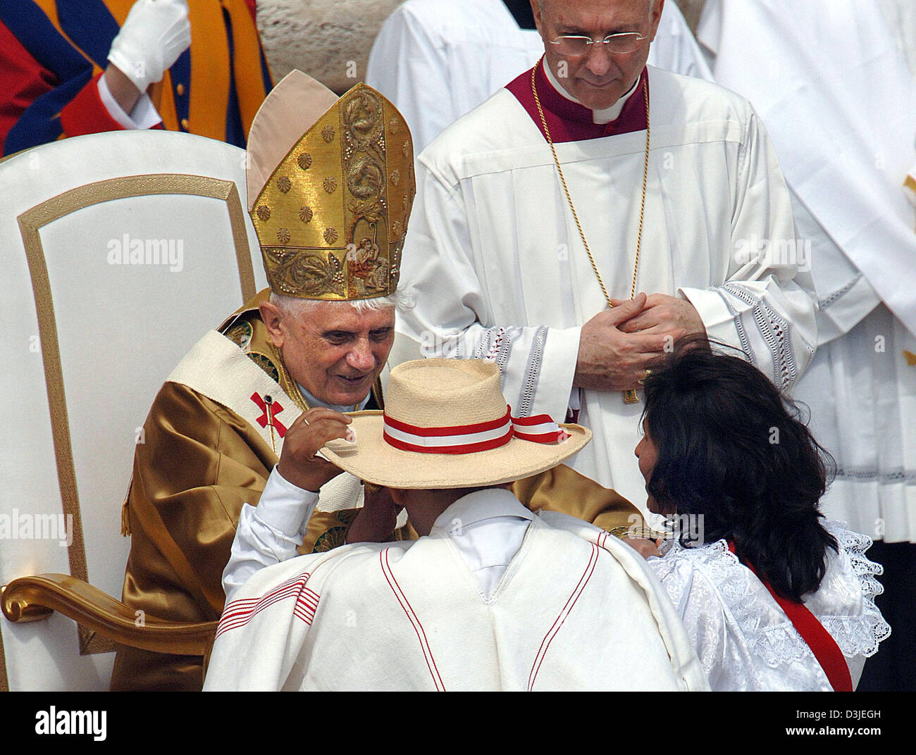 (dpa) - Pope Benedict XVI (L) blesses two belivers from South America ...