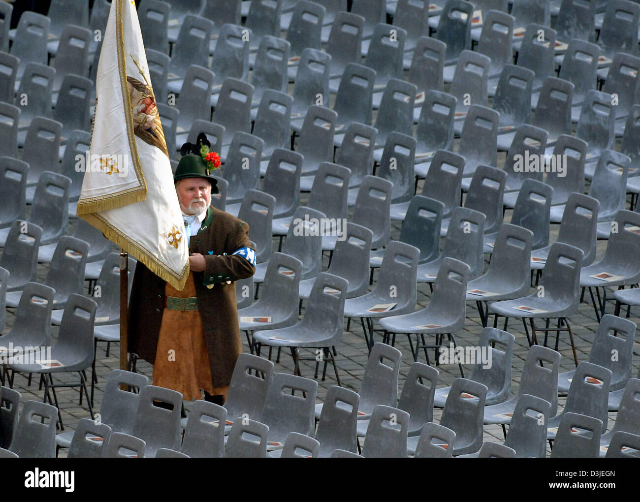(dpa) - A German pilgrim, dressed in a traditional Bavarian costume ...