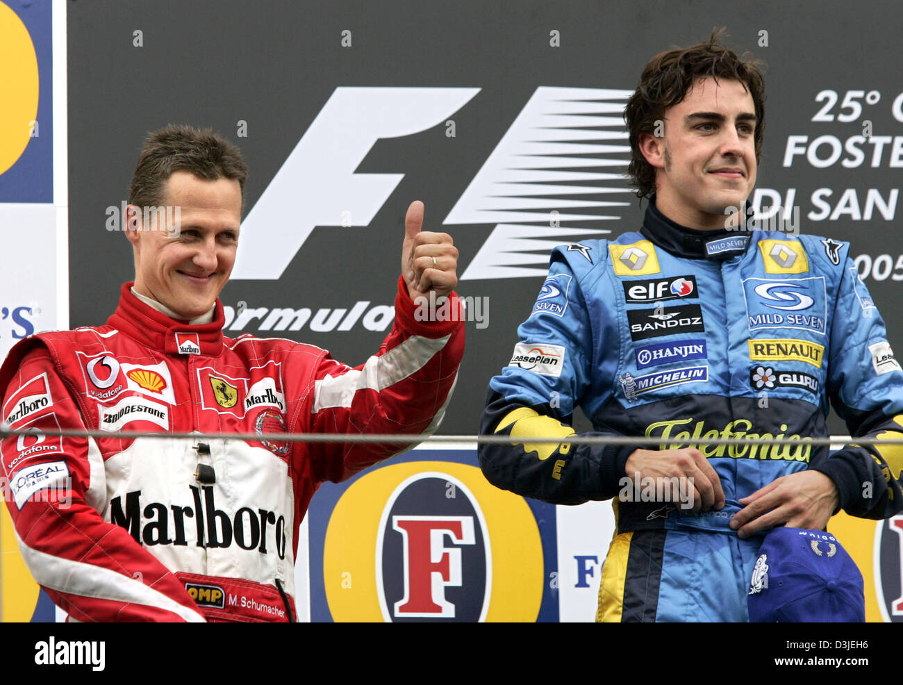 (dpa) - Spanish Formula One driver Fernando Alonso (L) of Renault and ...