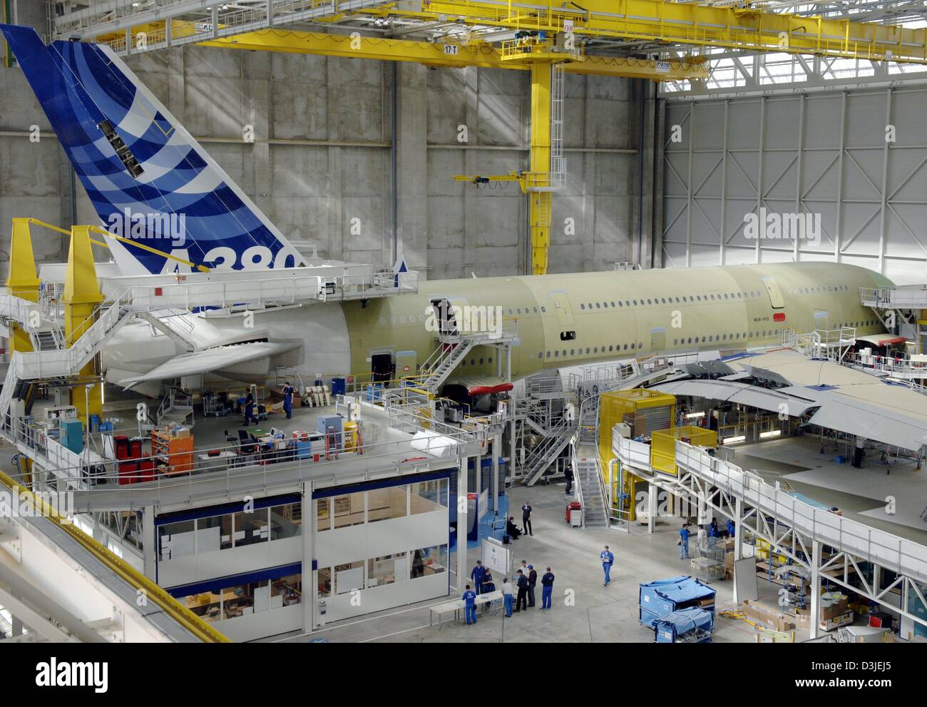 (dpa) - Employees assemble the new Airbus A380 at the Airbus assembly ...