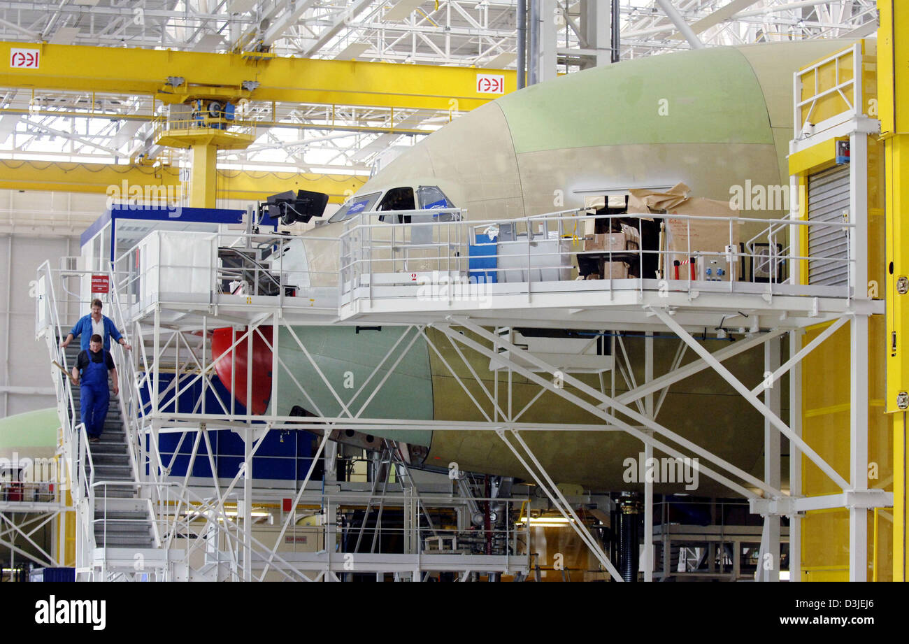 (dpa) - Employees assemble the new Airbus A380 at the Airbus assembly ...