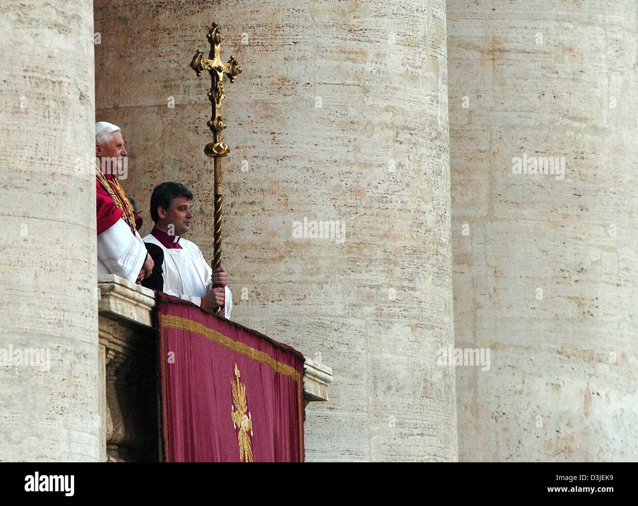 Vatican balcony where pope stands hi-res stock photography and images ...