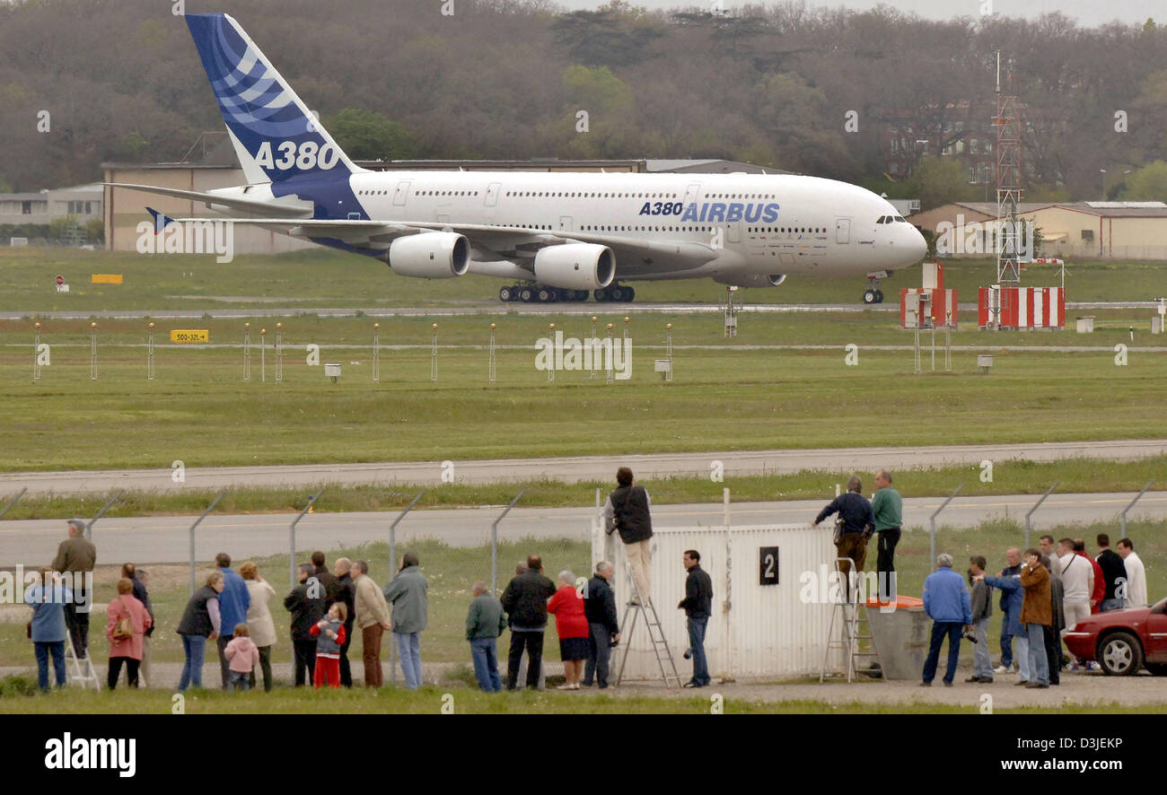 (dpa) - Spectators look on as the prototype of the new Airbus A380 ...