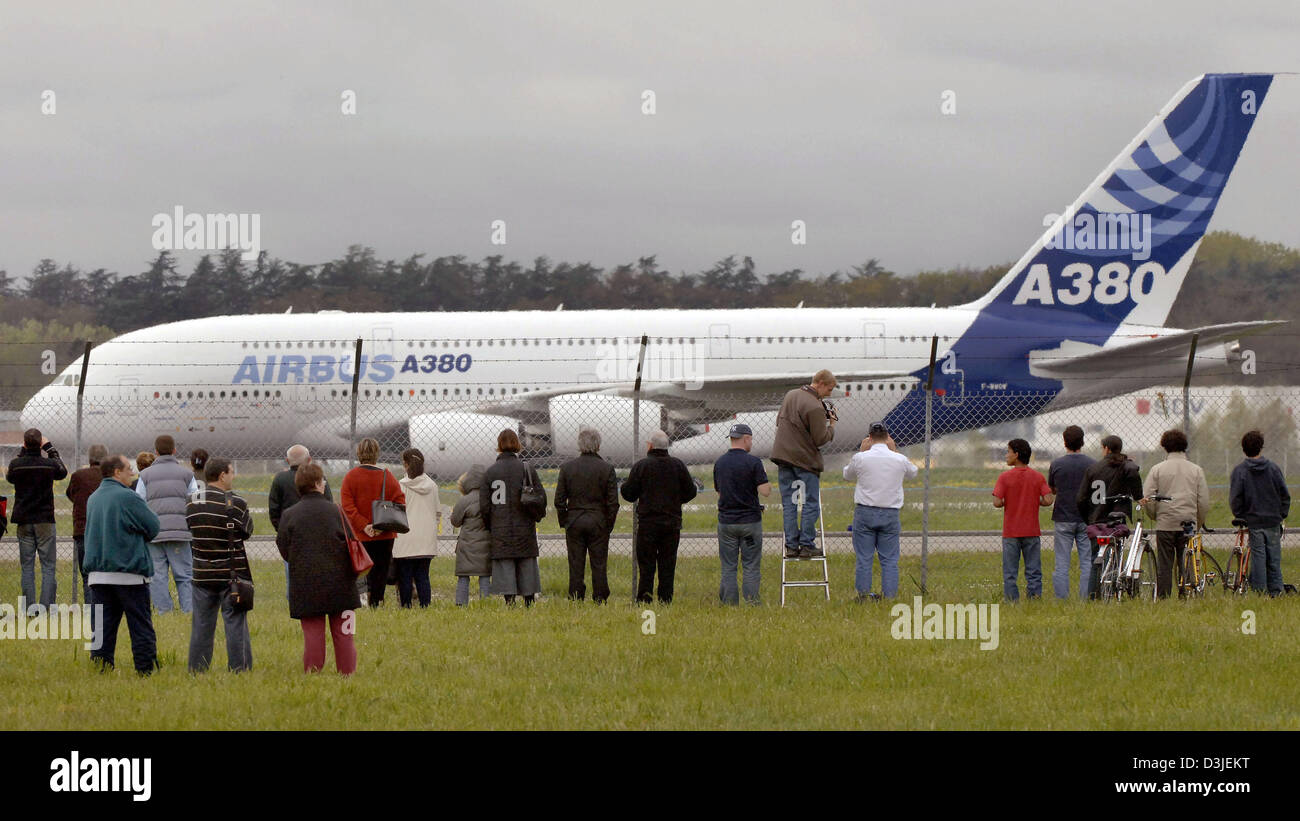 (dpa) - Spectators look on as the prototype of the new Airbus A380 ...
