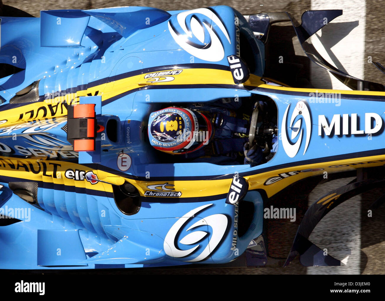 (dpa) - Spanish Formula One driver Fernando Alonso of Renault drives ...