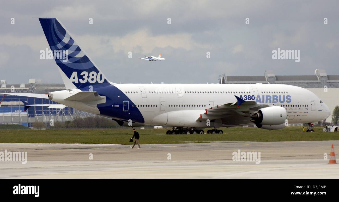 (dpa) - A car pulls the prototype of the new Airbus A380 into position ...