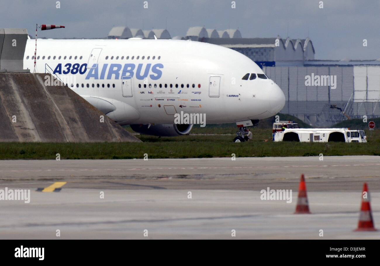 (dpa) - A car pulls the prototype of the new Airbus A380 into position ...