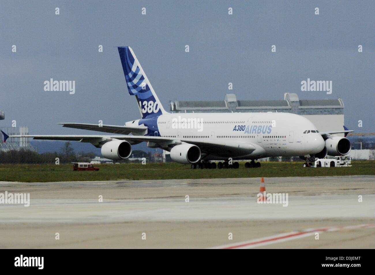 (dpa) - A car pulls the prototype of the new Airbus A380 into position ...