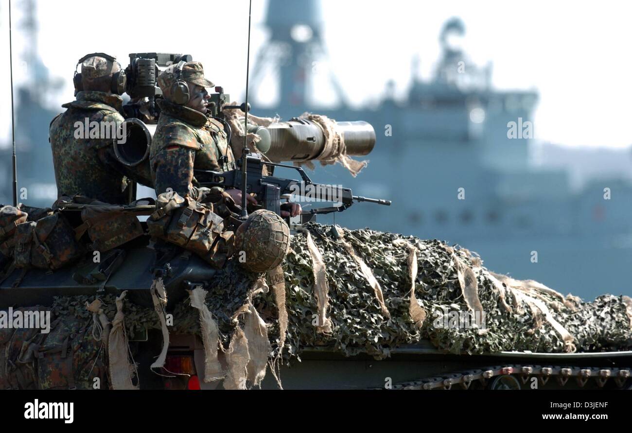 (dpa) - Heavily armed troops of the special ops division sit on a tank ...