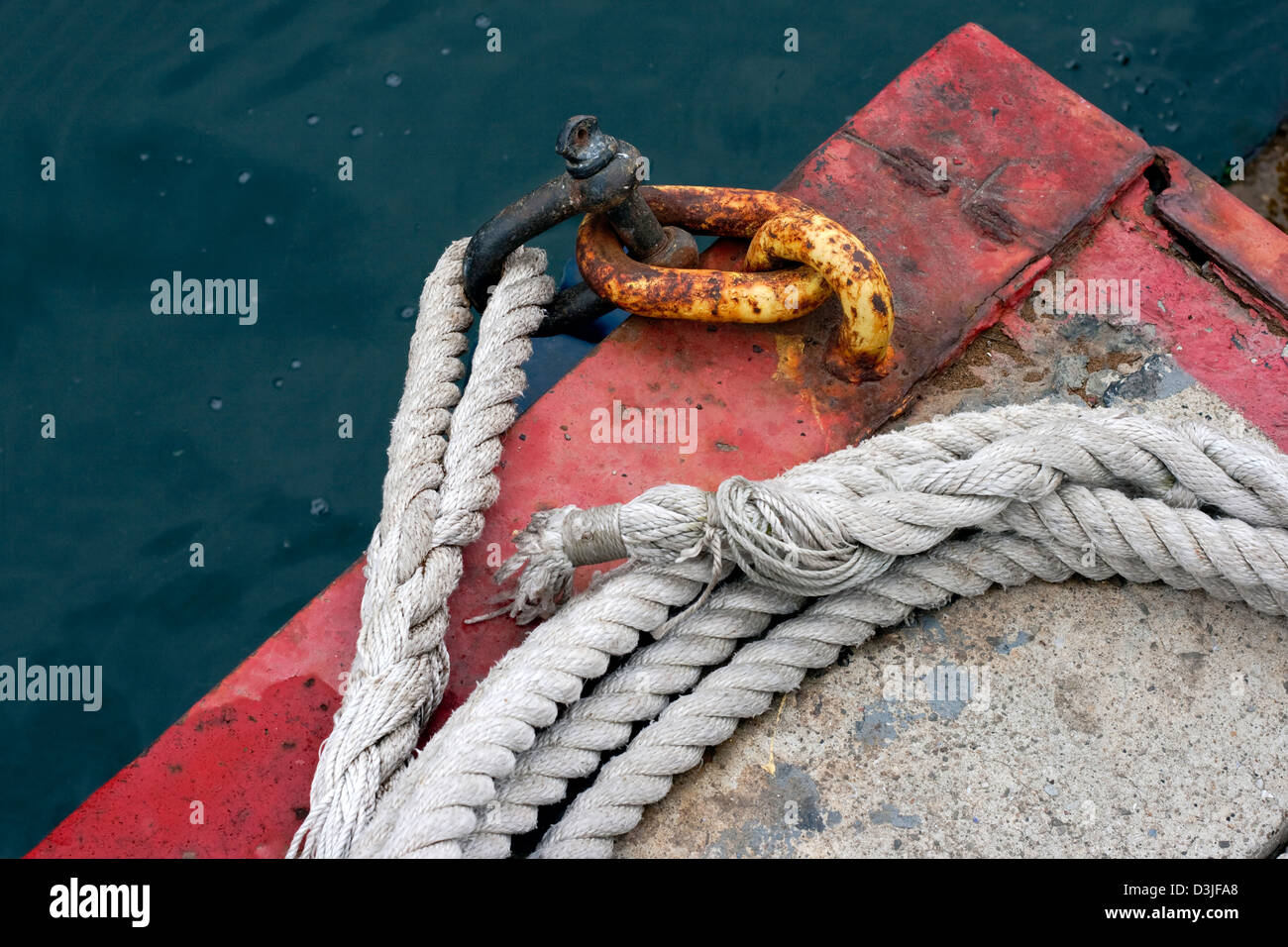 thick rope and chain Stock Photo - Alamy